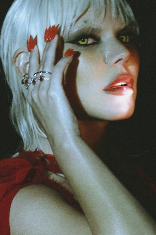 Te contamos os detalhes da beleza gótica do novo clipe de Duda Beat