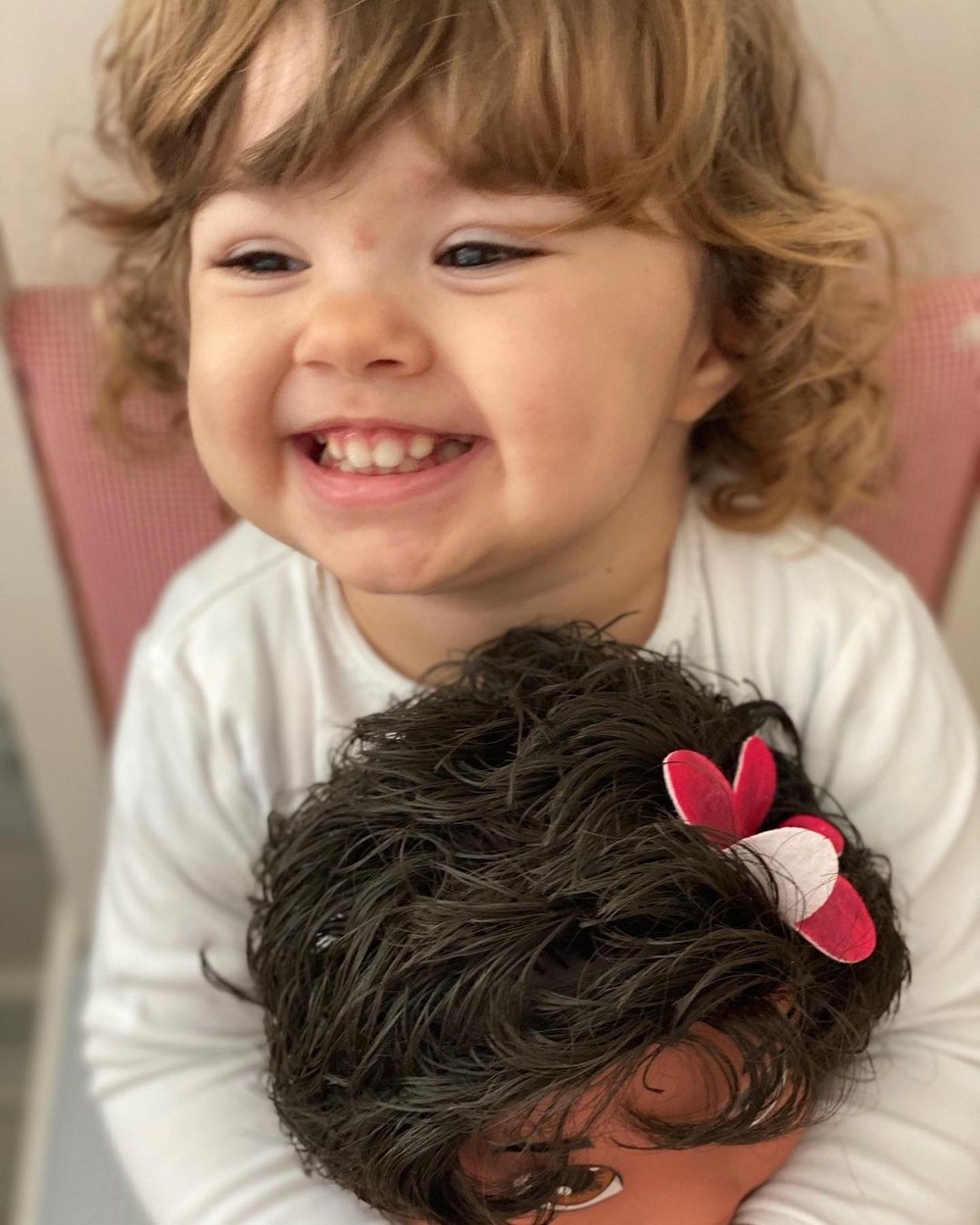 Clara Maria encanta em série de cliques e ganha elogios de famosos