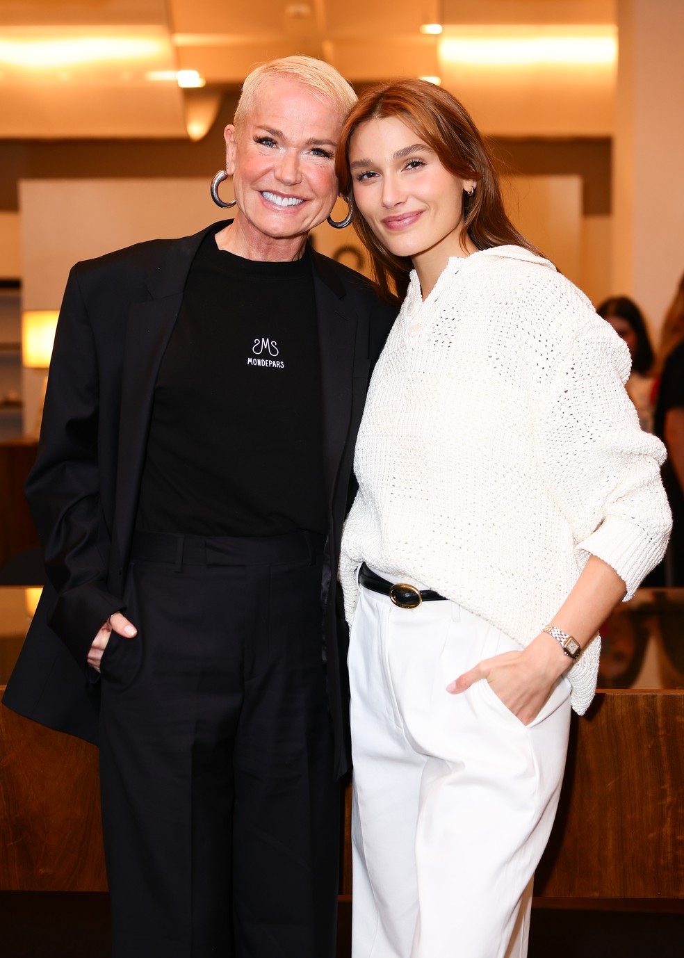 Sasha Meneghel se emociona com Xuxa em desfile da Mondepars