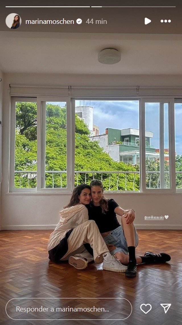 Atriz Marina Moschen se muda com a namorada Emilia Sauaia