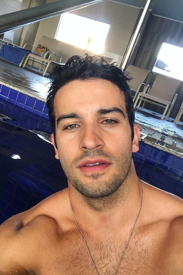 Bruno Bevan posa na piscina e faz sucesso na web