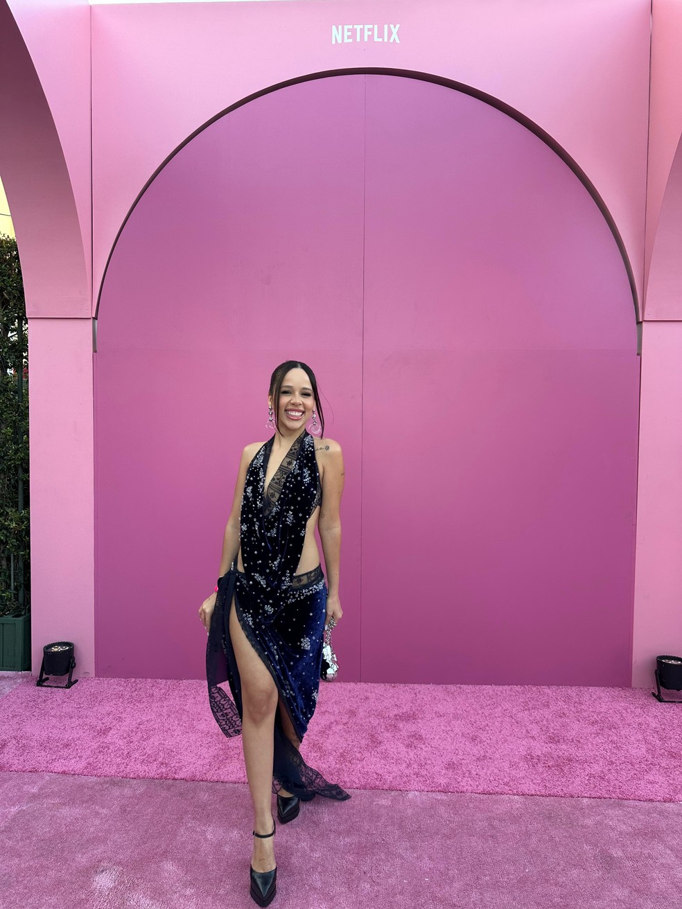 Laura Brito leva moda nacional para première de 'Emily em Paris' em Los ...
