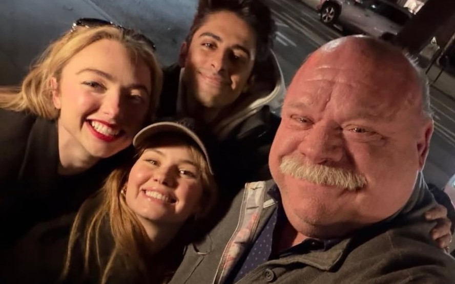 Debby Ryan mostra reencontro do elenco da série 'Jessie': 'Família'