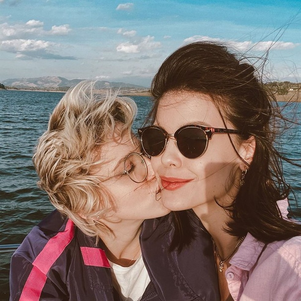 Vitória Strada celebra volta da namorada para casa