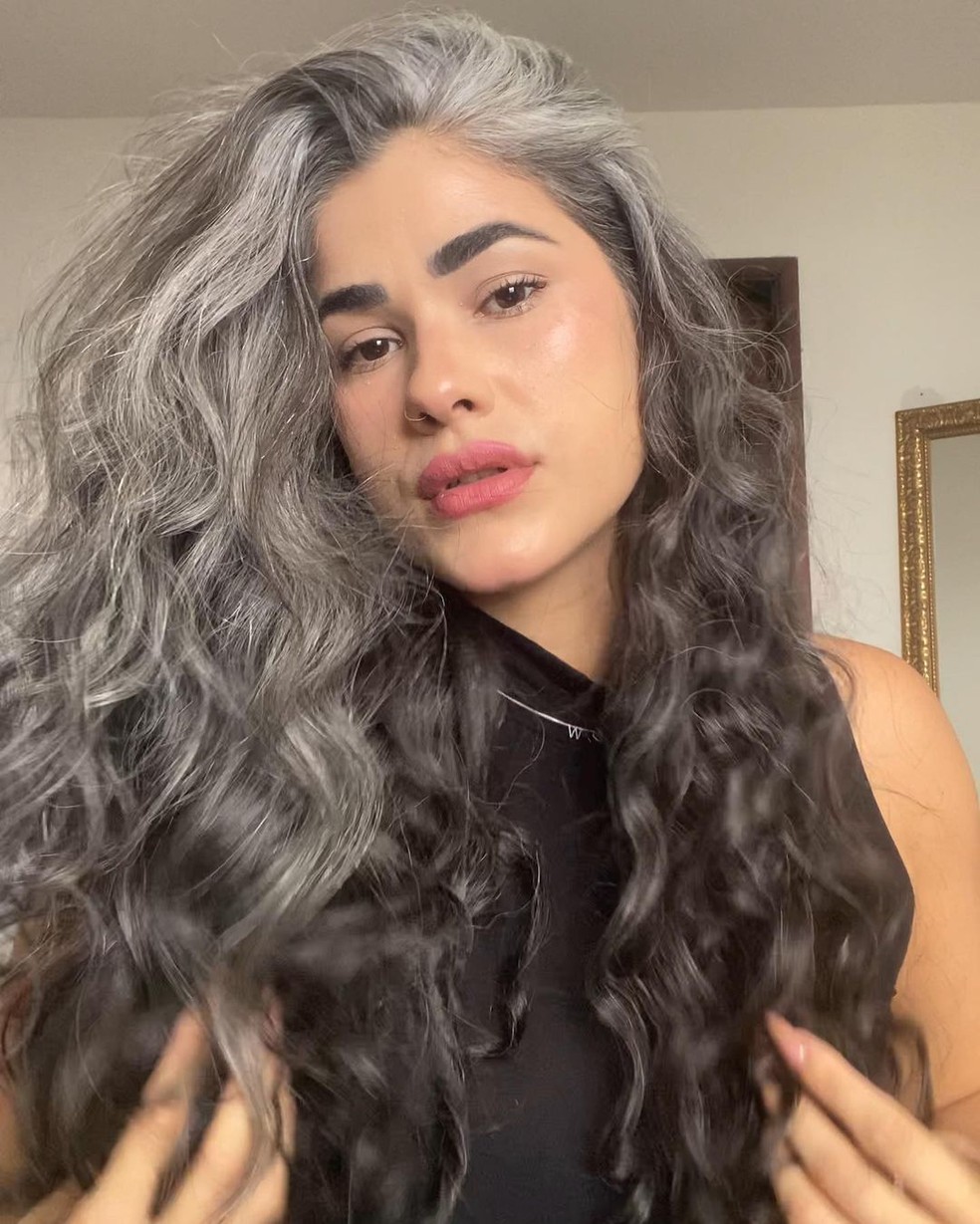 'Transição para o grisalho mudou a minha relação com o cabelo', diz ...