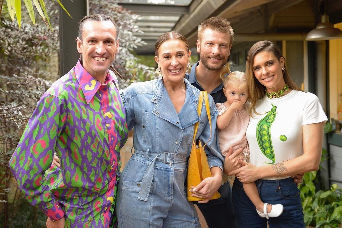 Hilbert mostra a filha Maria em clique com Fernanda Lima e Claudia Raia