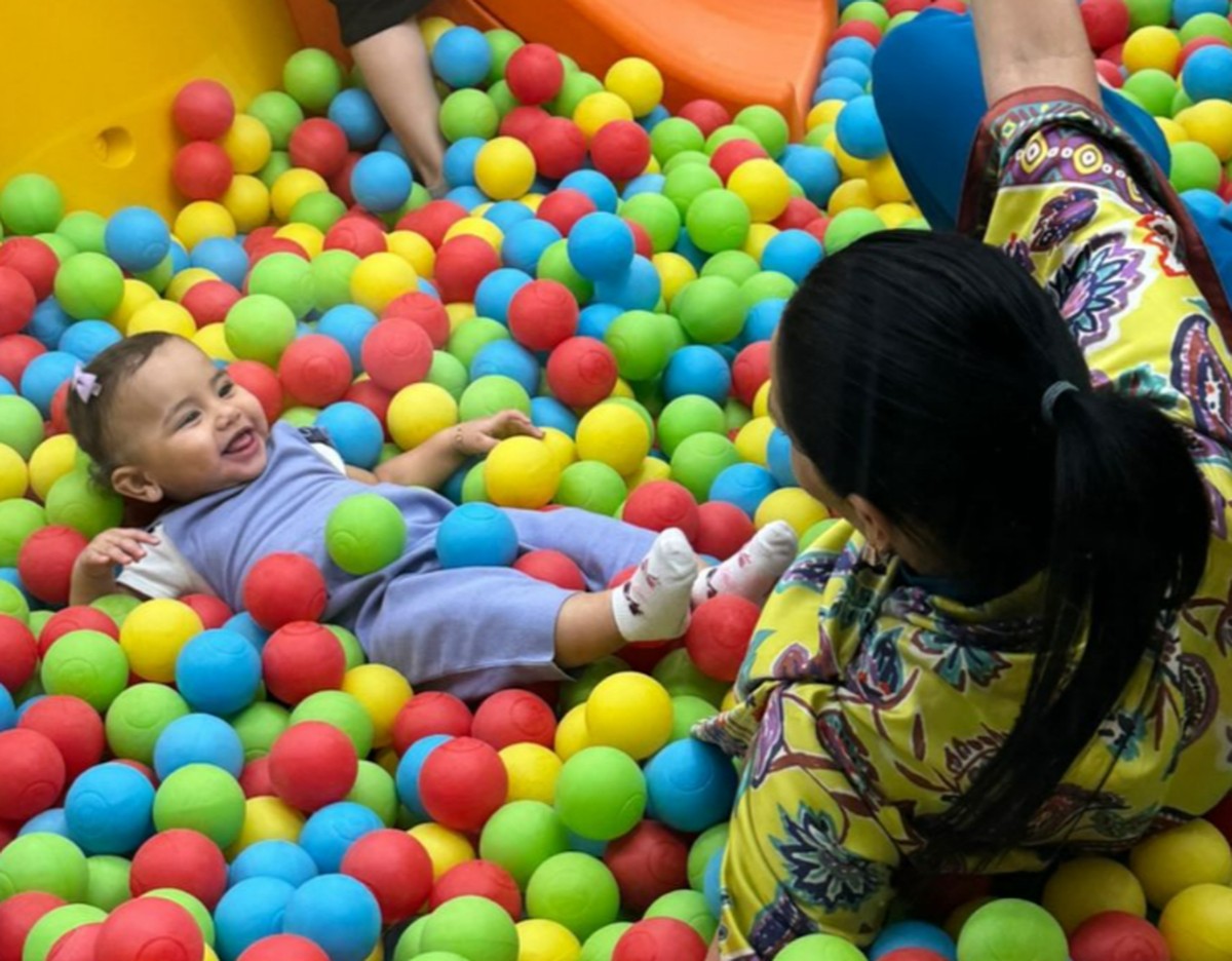 Bruna Biancardi encanta ao mostrar Mavie brincando na piscina de bolinhas
