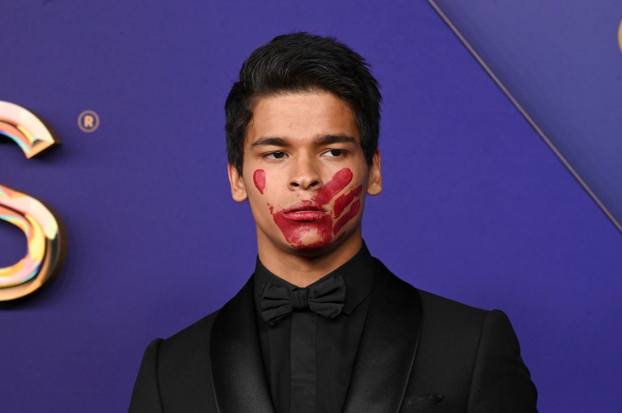 Emmy Awards 2024: entenda mensagem simbólica no rosto de estrela de ...