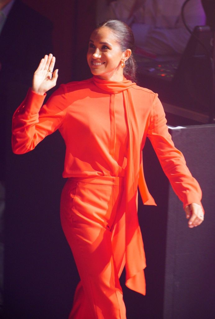 Meghan Markle surge deslumbrante com look dourado ao lado da mãe e do ...