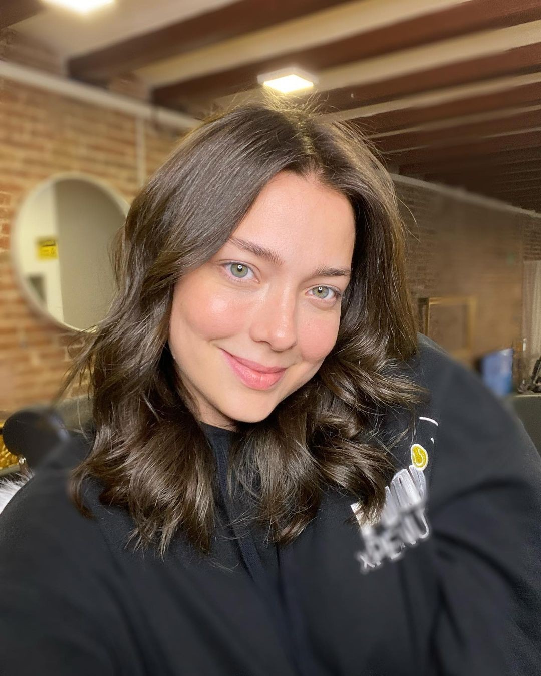 Carol Dantas volta a ser loira e ganha elogio de Neymar: 'Modelete'