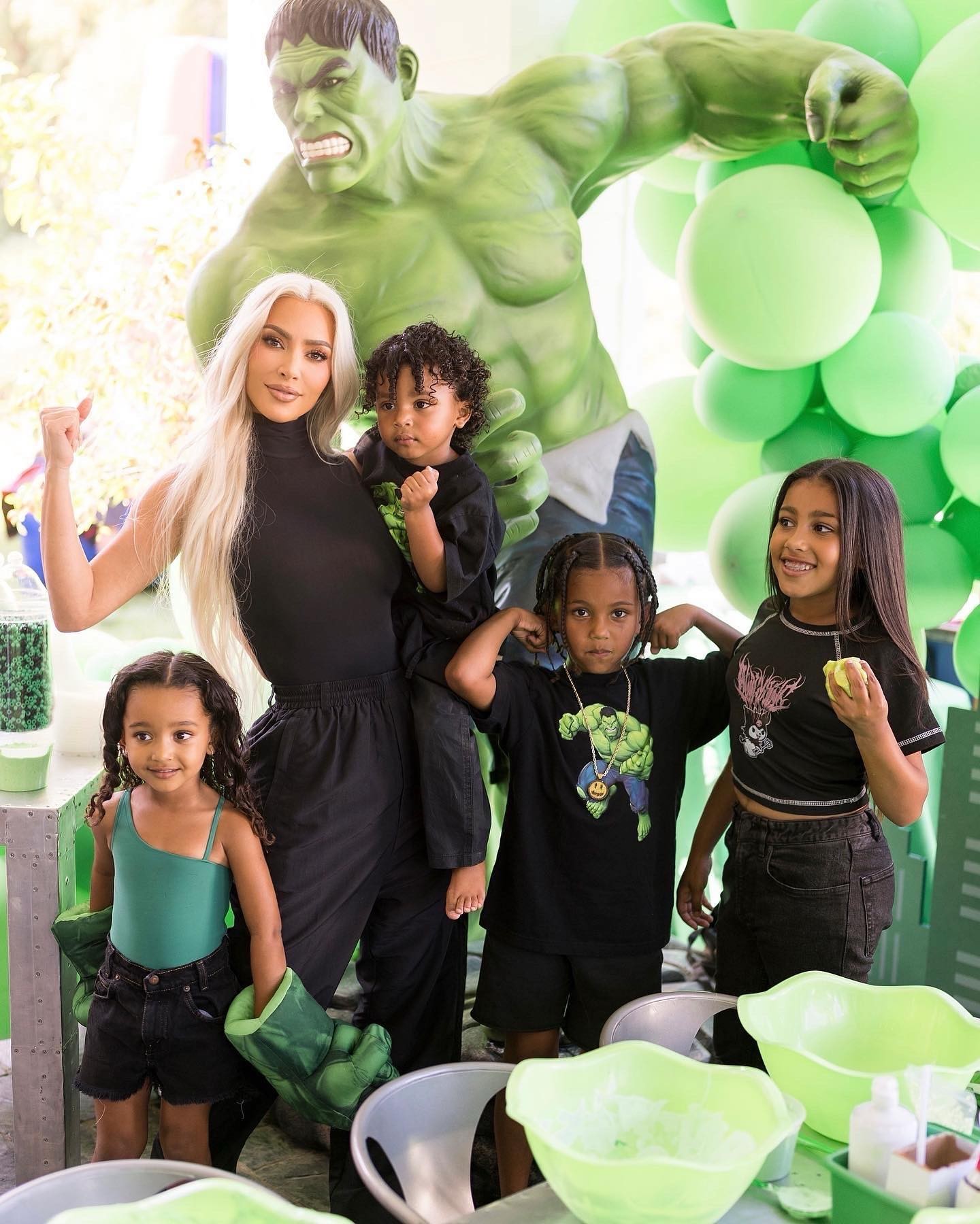 Kim Kardashian abre álbum da festa de aniversário do filho