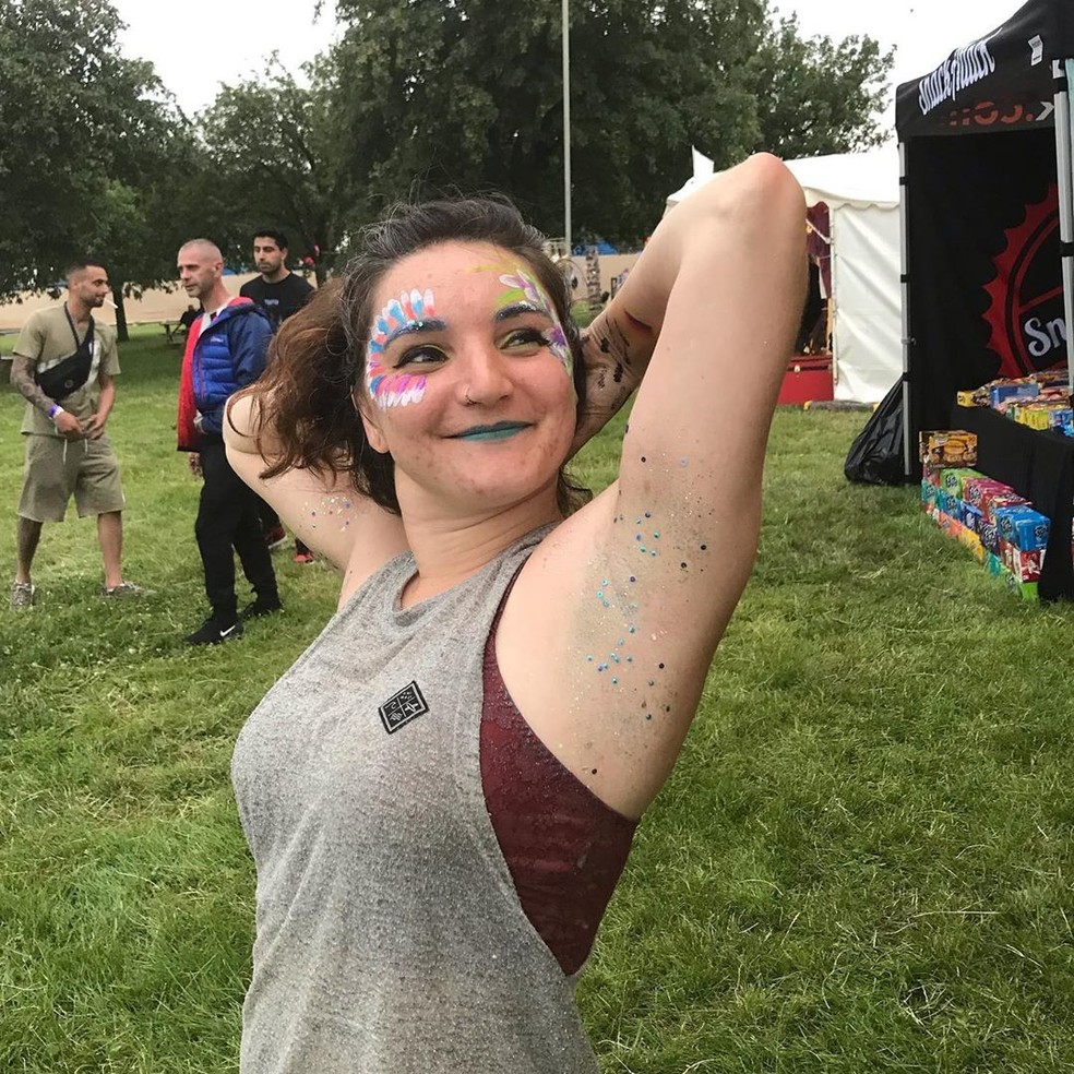 Será? Axilas com glitter bombam na internet