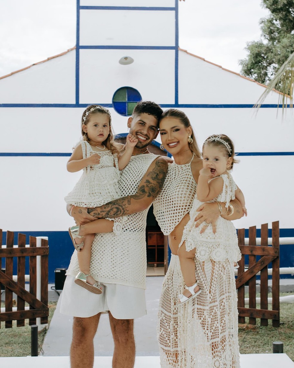 Virginia Fonseca coordena look de crochê com a família para chá ...