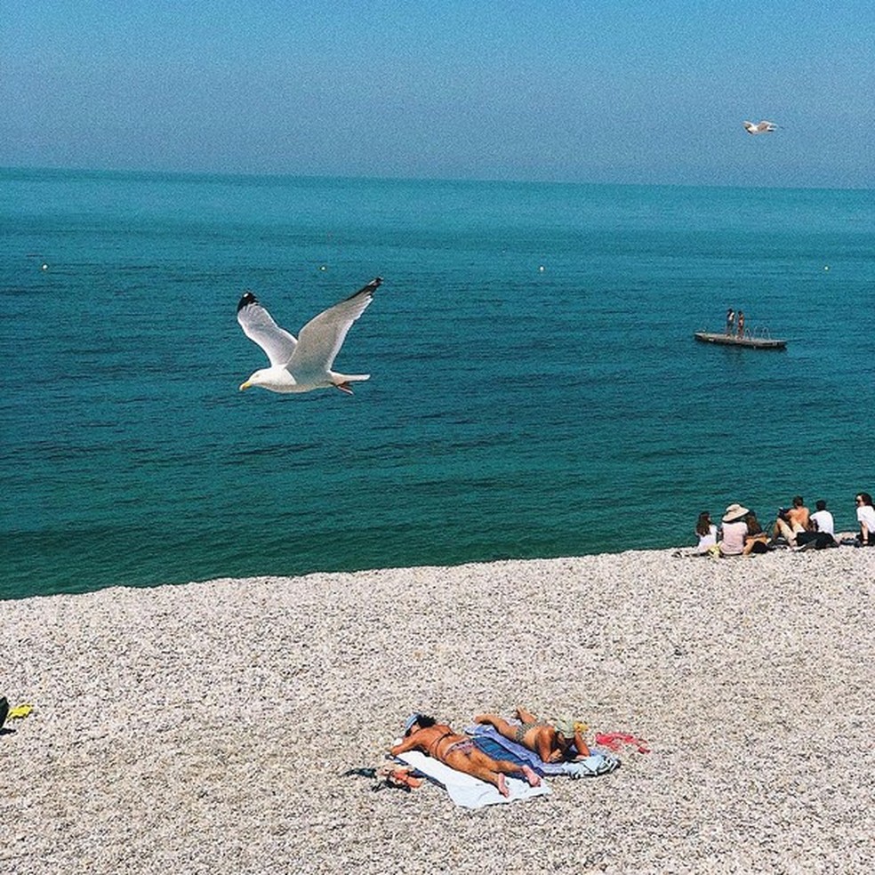 Giulia Costa posa de maiô em praia francesa: 'Bronze europeu'