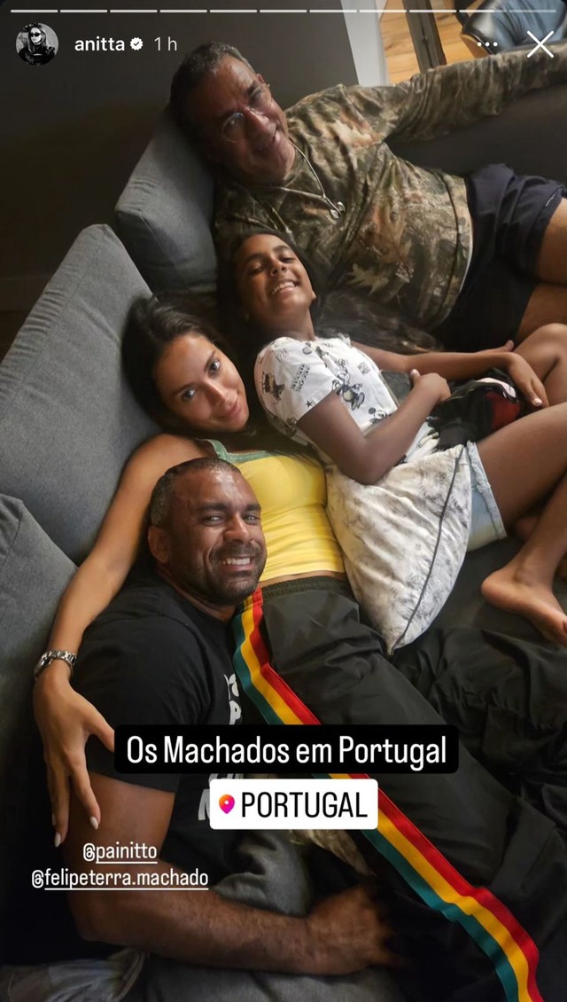 Anitta posa abraçadinha com o pai, irmão e sobrinha em Portugal