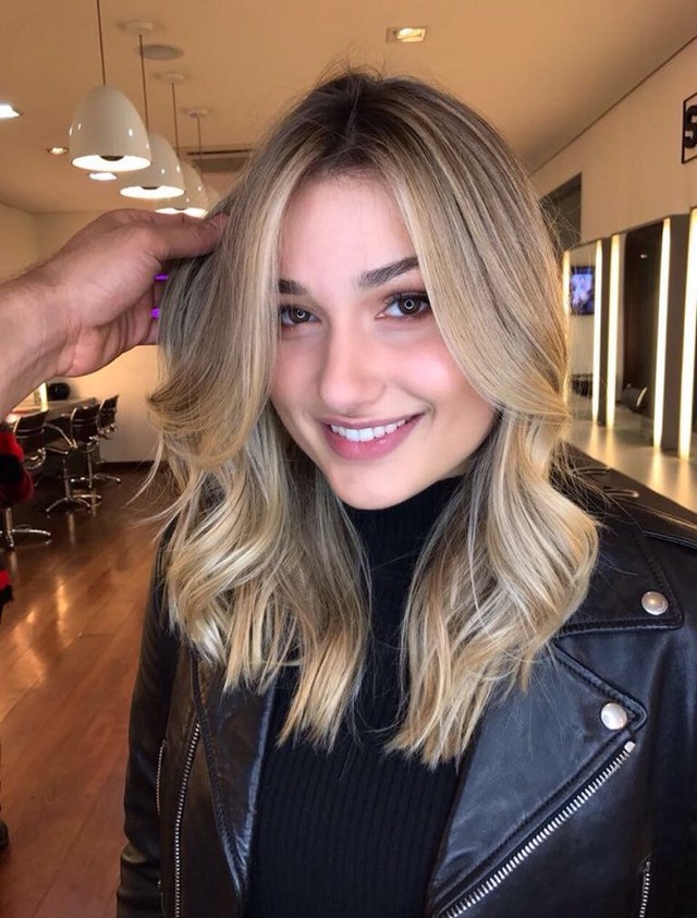 Sasha muda o visual e fica ainda mais loira