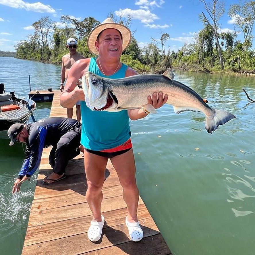 Cantor Leonardo mostra dia de pescaria e fãs reparam: 'Olha as ...