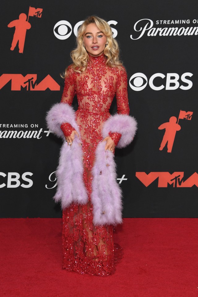Sabrina Carpenter aposta em vestido vermelho com renda para VMA 2025