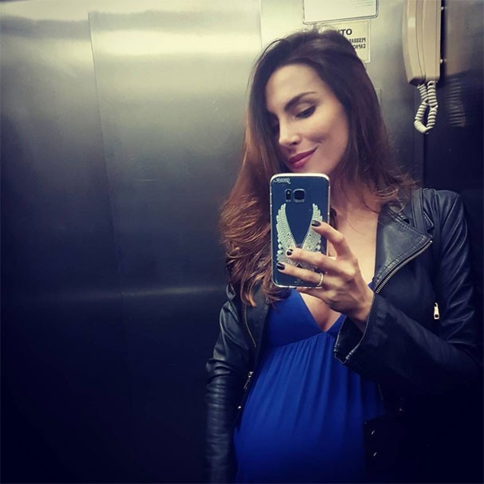 Mel Fronckowiak exibe corpão em iate sete meses após dar à luz