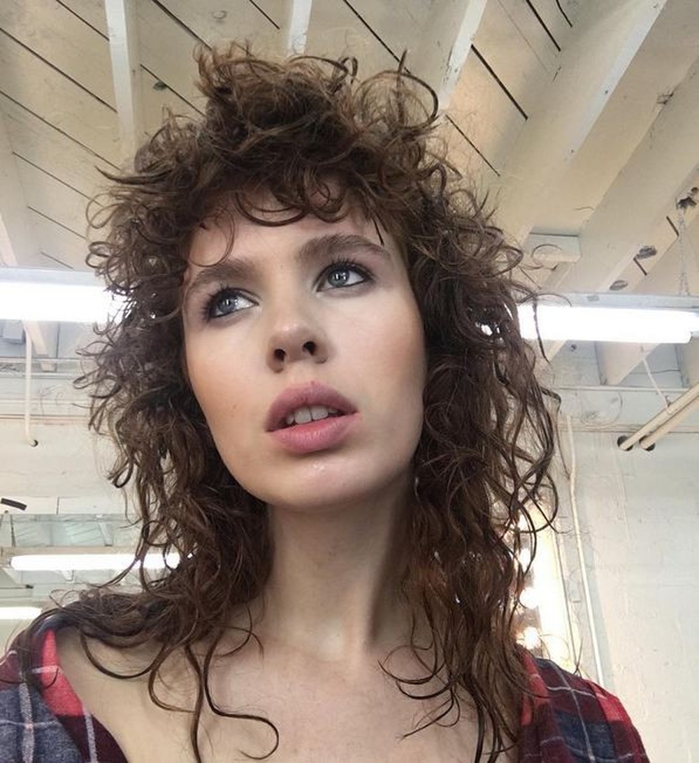 Franja cacheada: Corte tendência nos anos 80 está de volta. Saiba como ...