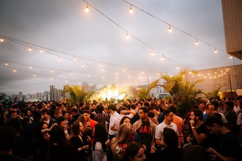 No rooftop: Corona Sunsets é a festa-desejo da temporada