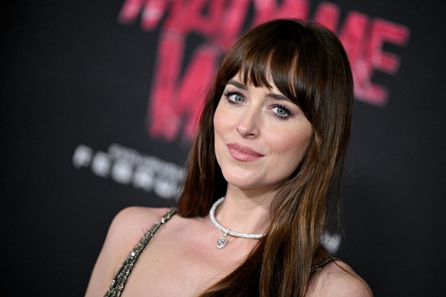 Destrinchamos os looks de Dakota Johnson na turnê mundial de Madame Teia