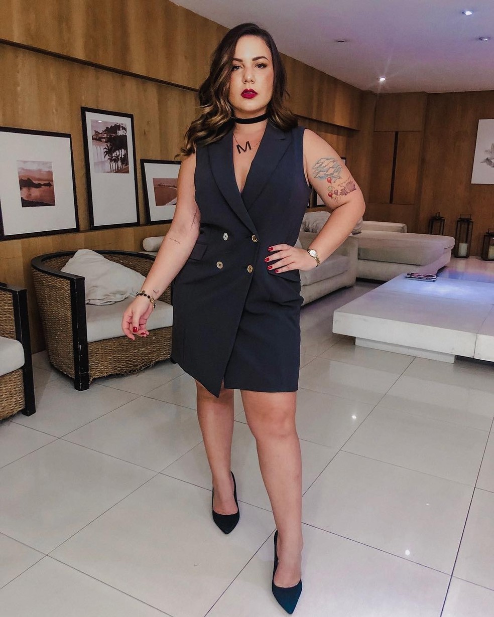 Ex-BBB Maria Claudia arrasa só de colete