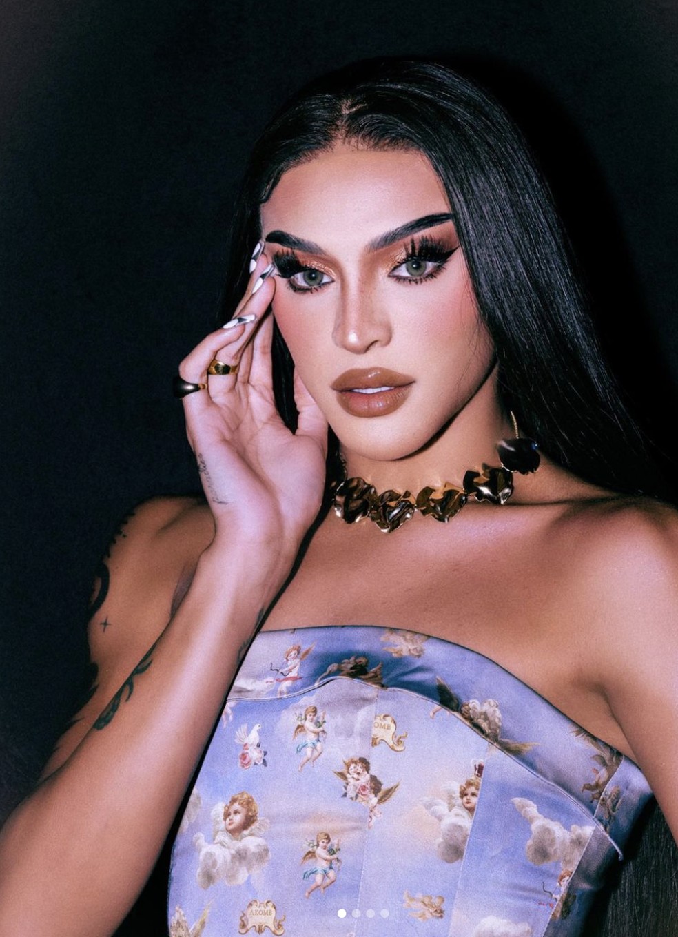 Elegante, Pabllo Vittar aposta em look renascentista para aniversário ...