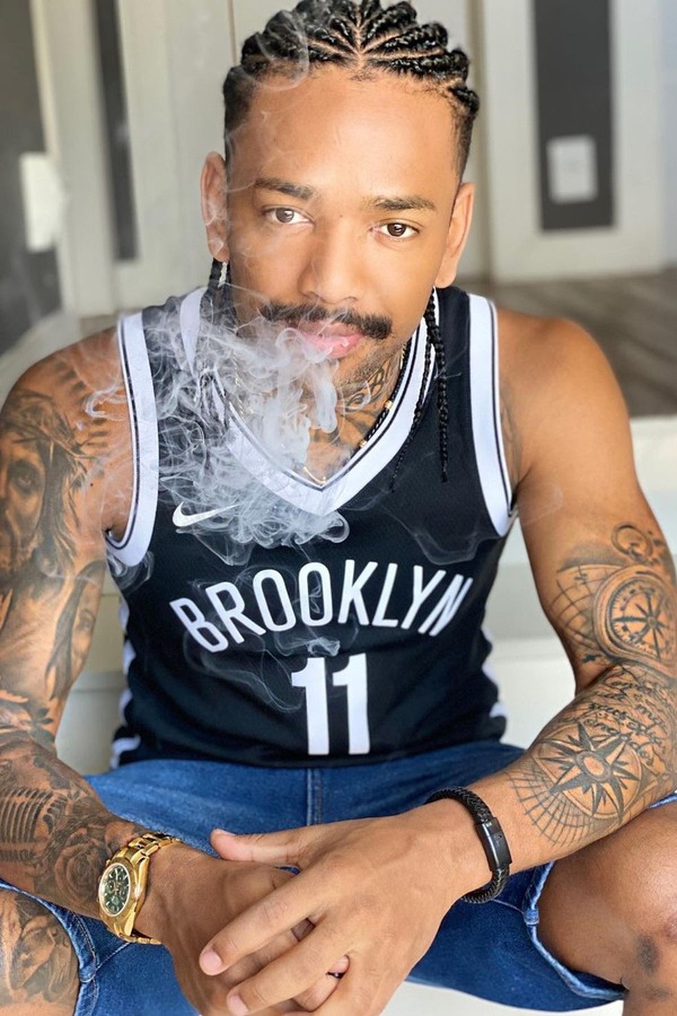 Nego do Borel aparece fumando em foto e recebe chuva de críticas