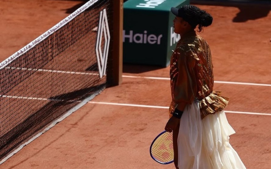 Entre paetês e babados, Naomi Osaka rouba a cena em Roland-Garros