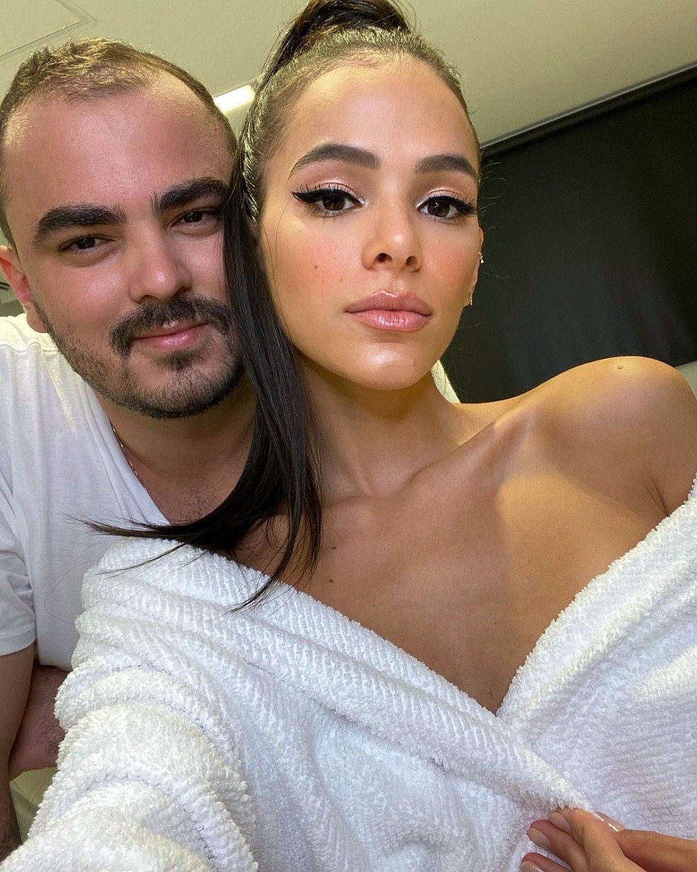 Bruna Marquezine posa de roupão e make poderosa