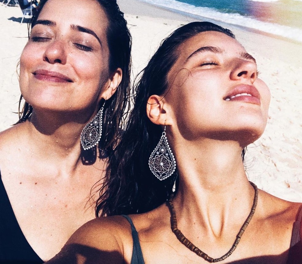 Paloma Duarte e Alanis Guillen curtem dia de praia: 'Deu match'