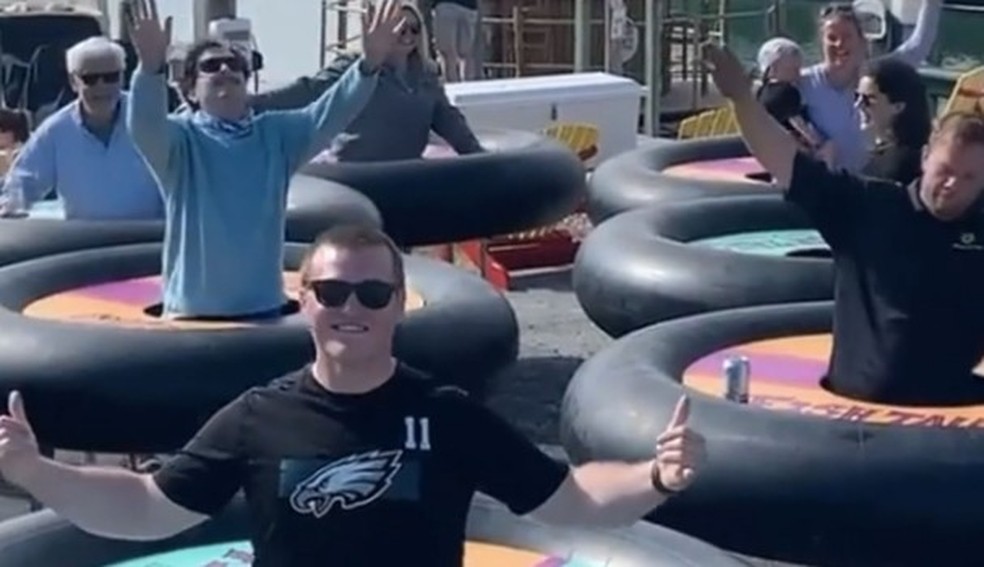 Restaurante em Maryland adota mesas individuais com rodinhas para ...