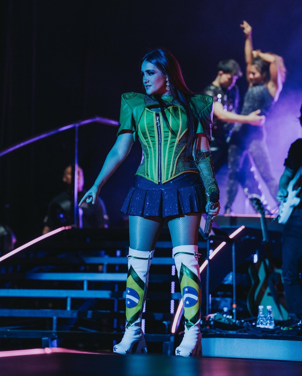 Os looks mais góticos e brasilcore de Dulce Maria na turnê 'Soy Rebelde'