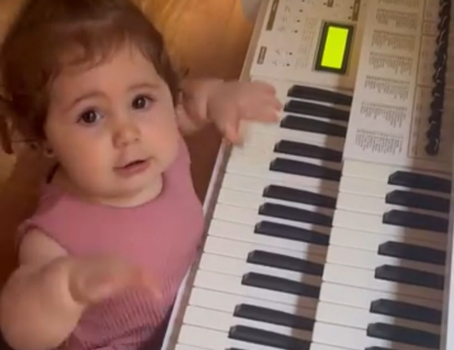 Eliezer se derrete ao ver Lua brincando com piano: 'Musicista na família'