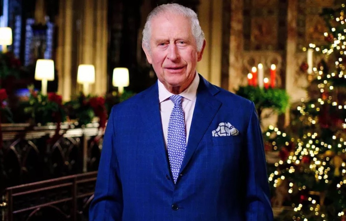 Carta de infância do Rei Charles para sua avó, encontrada em loft, é leiloada por R$42 mil