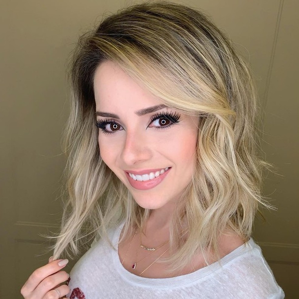 Sandy posa sorridente: 'Um pouco mais loira, porque eu gosto'
