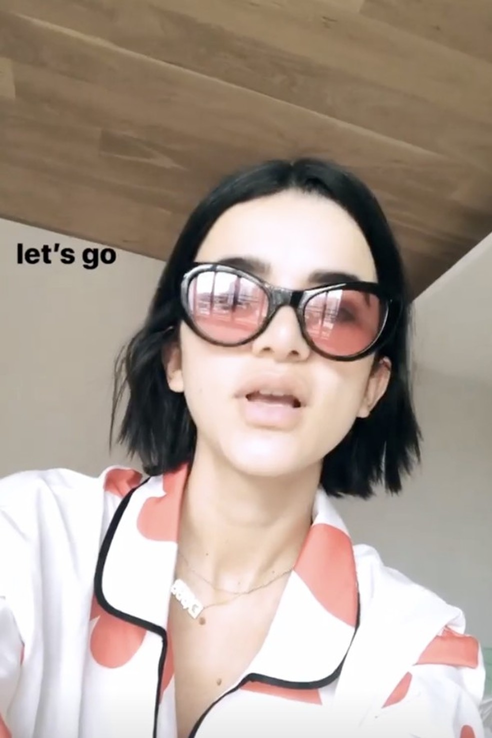 Manu Gavassi mostra colar de 'ex-BBB'