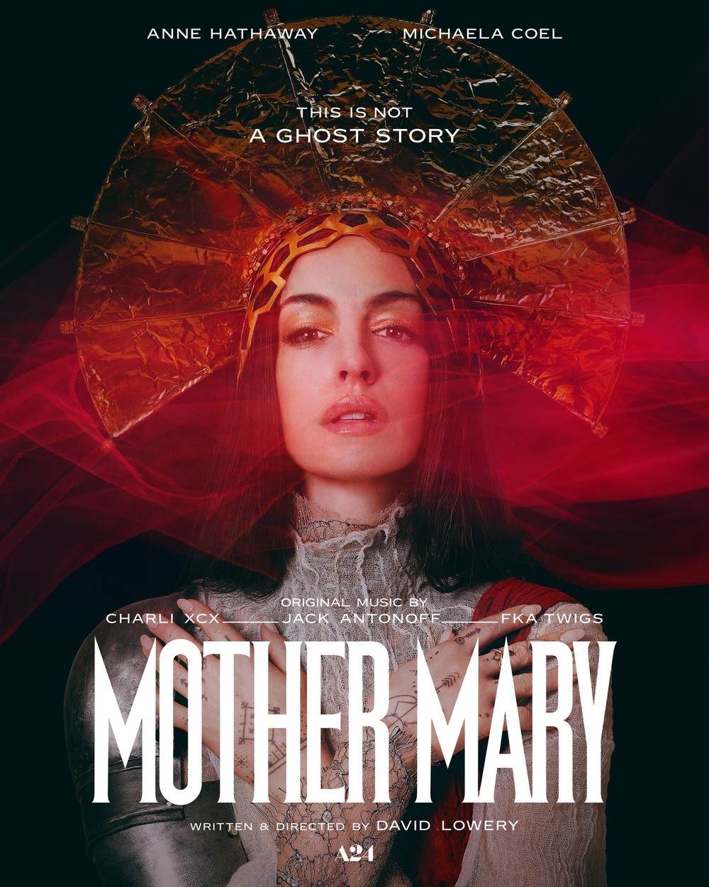 'Mother Mary': Anne Hathaway surge como diva pop em imagem de novo musical