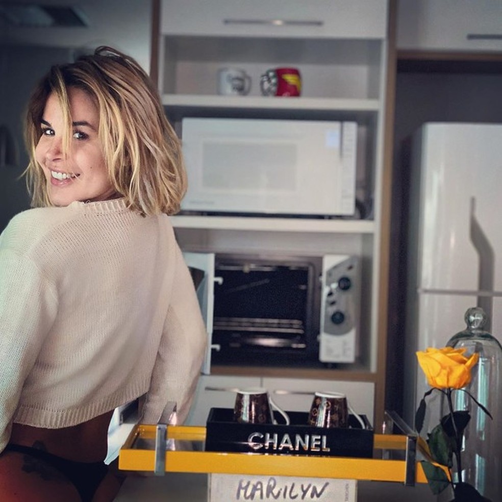 Robertha Portella faz ensaio sexy na cozinha com peças grifadas