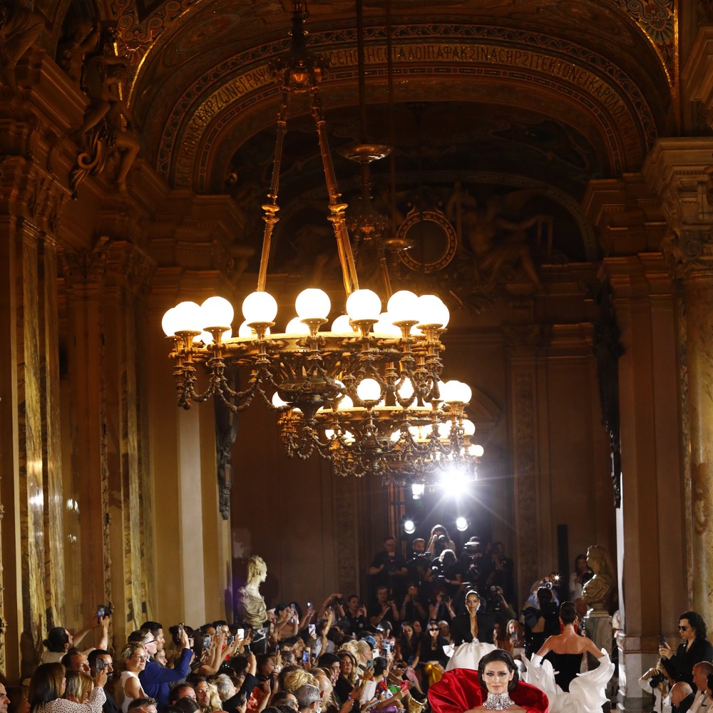 Maria Fernanda Cândido interpreta Maria Callas em desfile da semana de ...