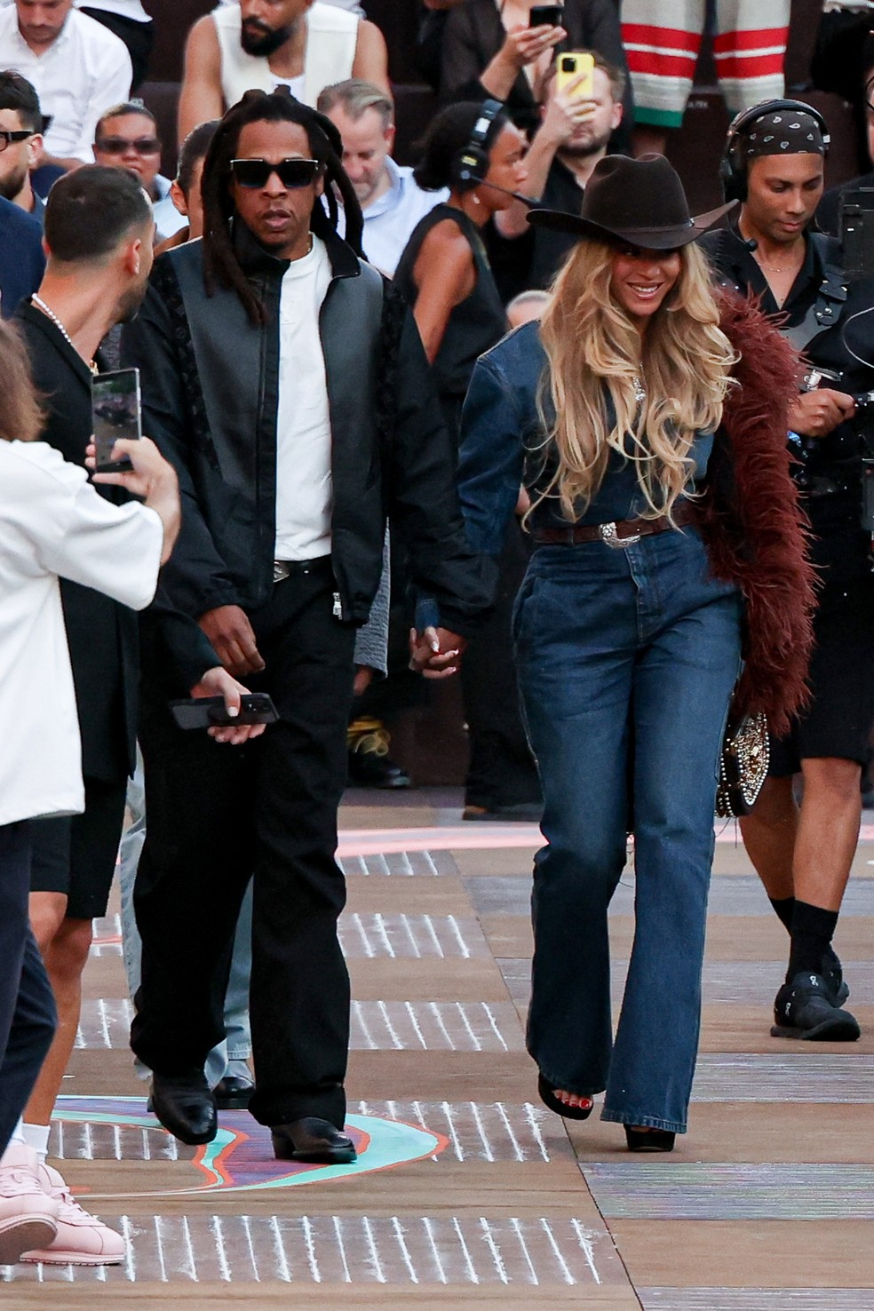 Beyoncé e Jay-Z posam juntos em desfile de Louis Vuitton por Pharrell