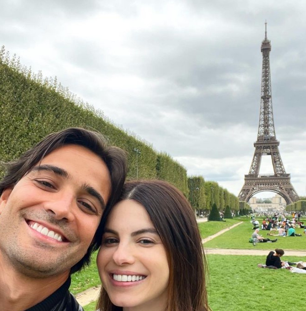 Sthefany Brito abre álbum de viagem a Paris com o marido