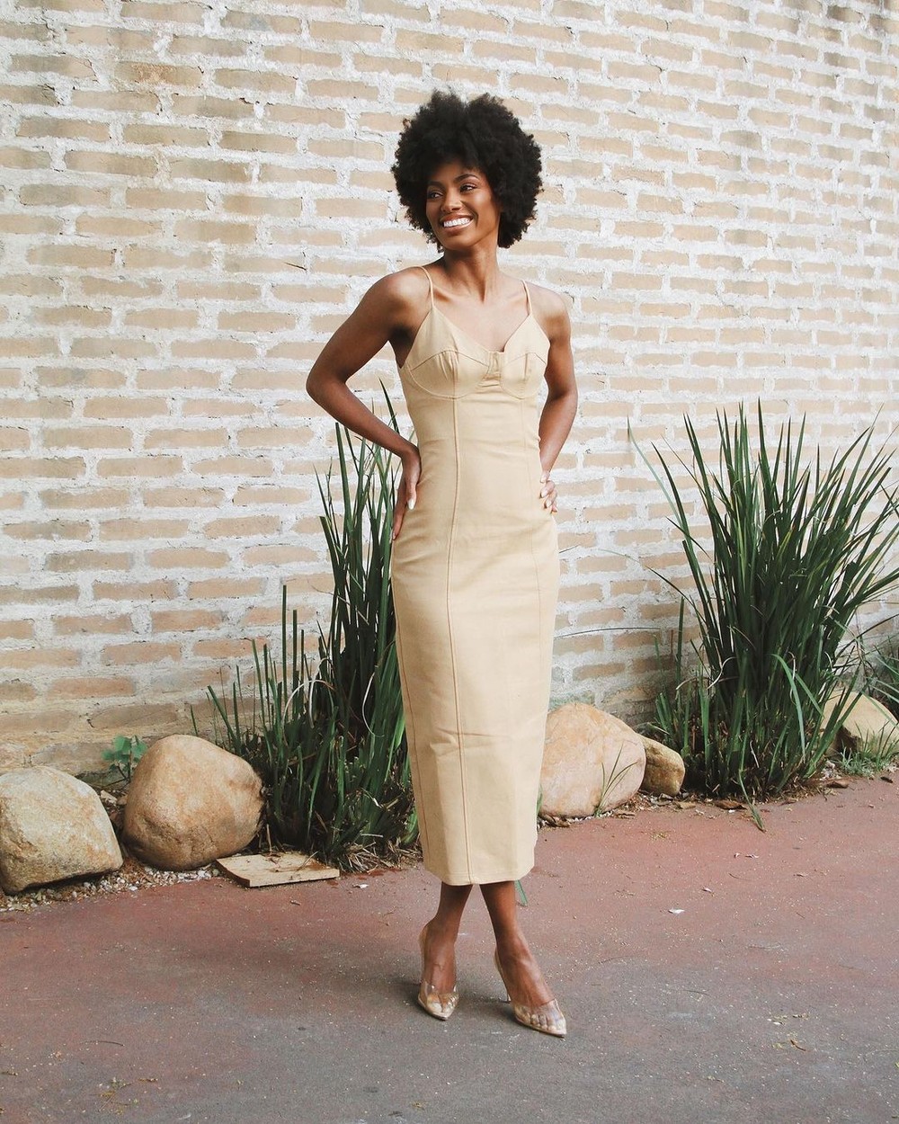 Tina Calamba exibe novo visual e pergunta: 'preferem estilo mais clássico ou mais despojado?'