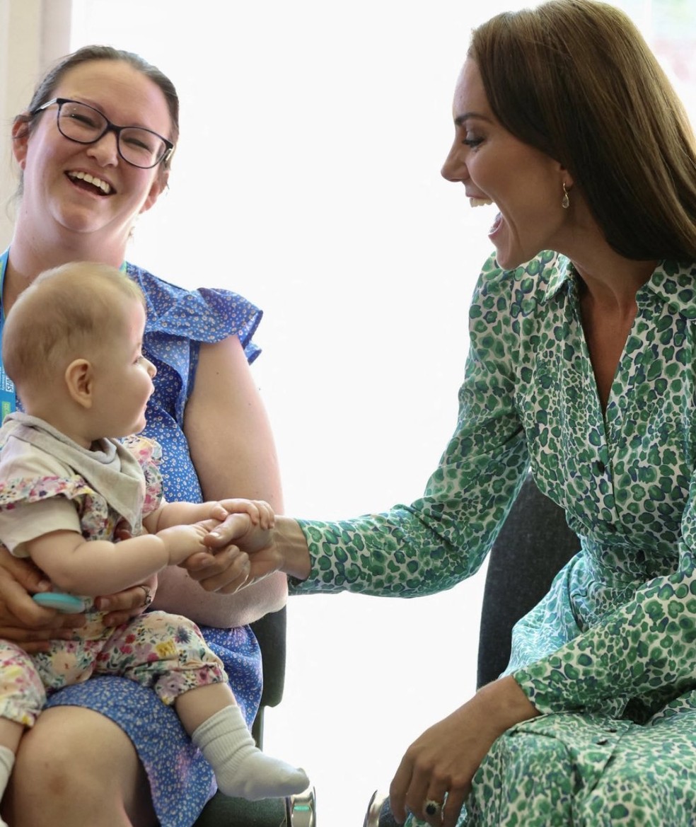 Kate Middleton aposta em look grifado dos pés a cabeça para visita em ...