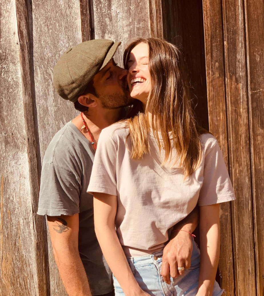 Leandro Lima posa apaixonado com a esposa e se declara: "Feliz sempre ...