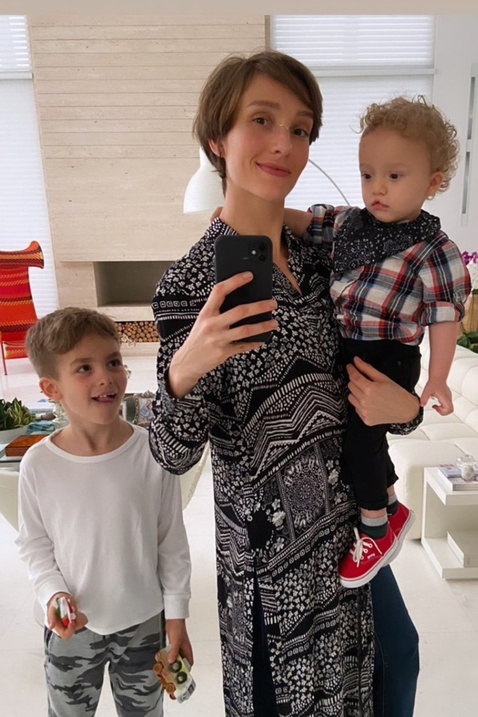 Isabel Hickmann celebra alta do filho e diz que irá passar restante da ...