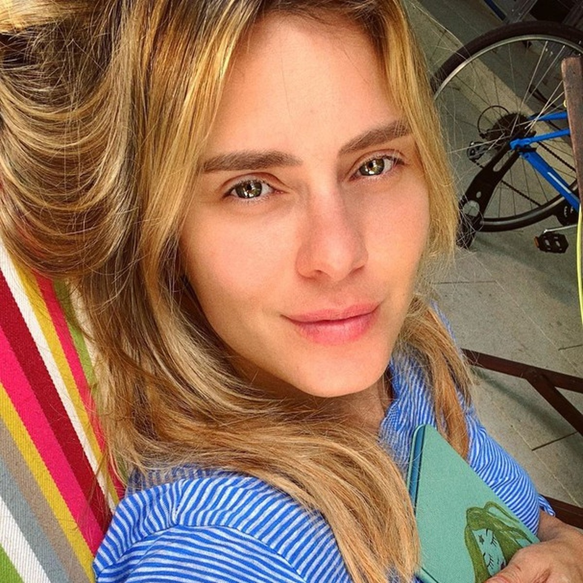 Carol Dieckmann aproveita domingo para colocar a leitura em dia