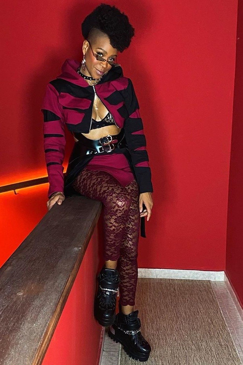 Karol Conka surge poderosa em clique: 'E aí?'