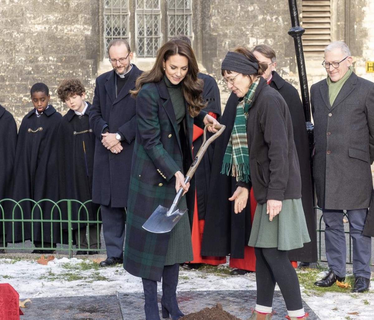 Kate Middleton planta árvore dedicada à rainha Elizabeth antes do ...